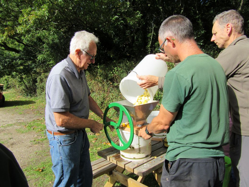 A look back at apple pressing at Tehidy Orchard with Andrew Tomsett ...